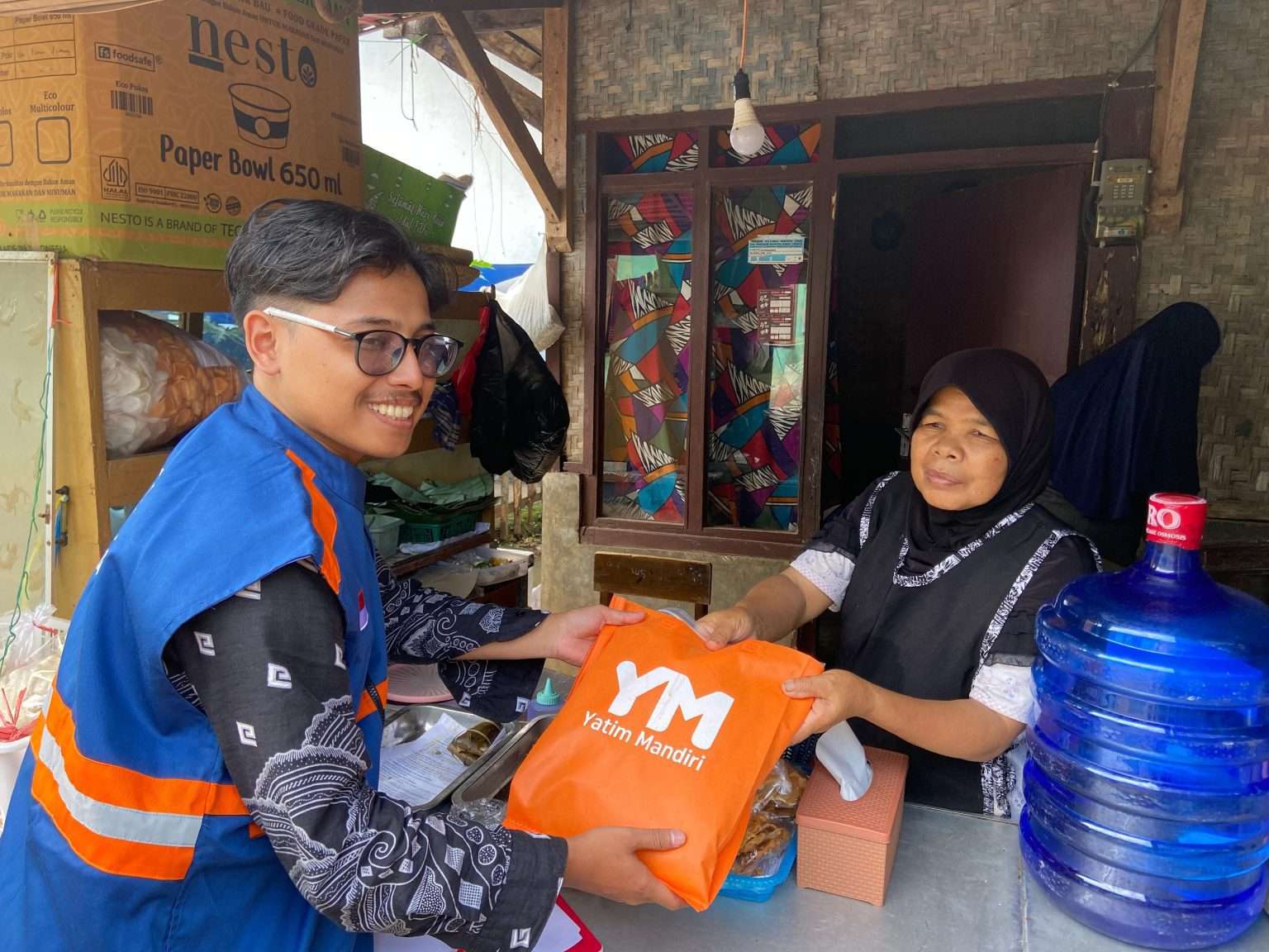 Monitoring UMKM dan Beri Alat Sholat untuk Bunda Sumedang
