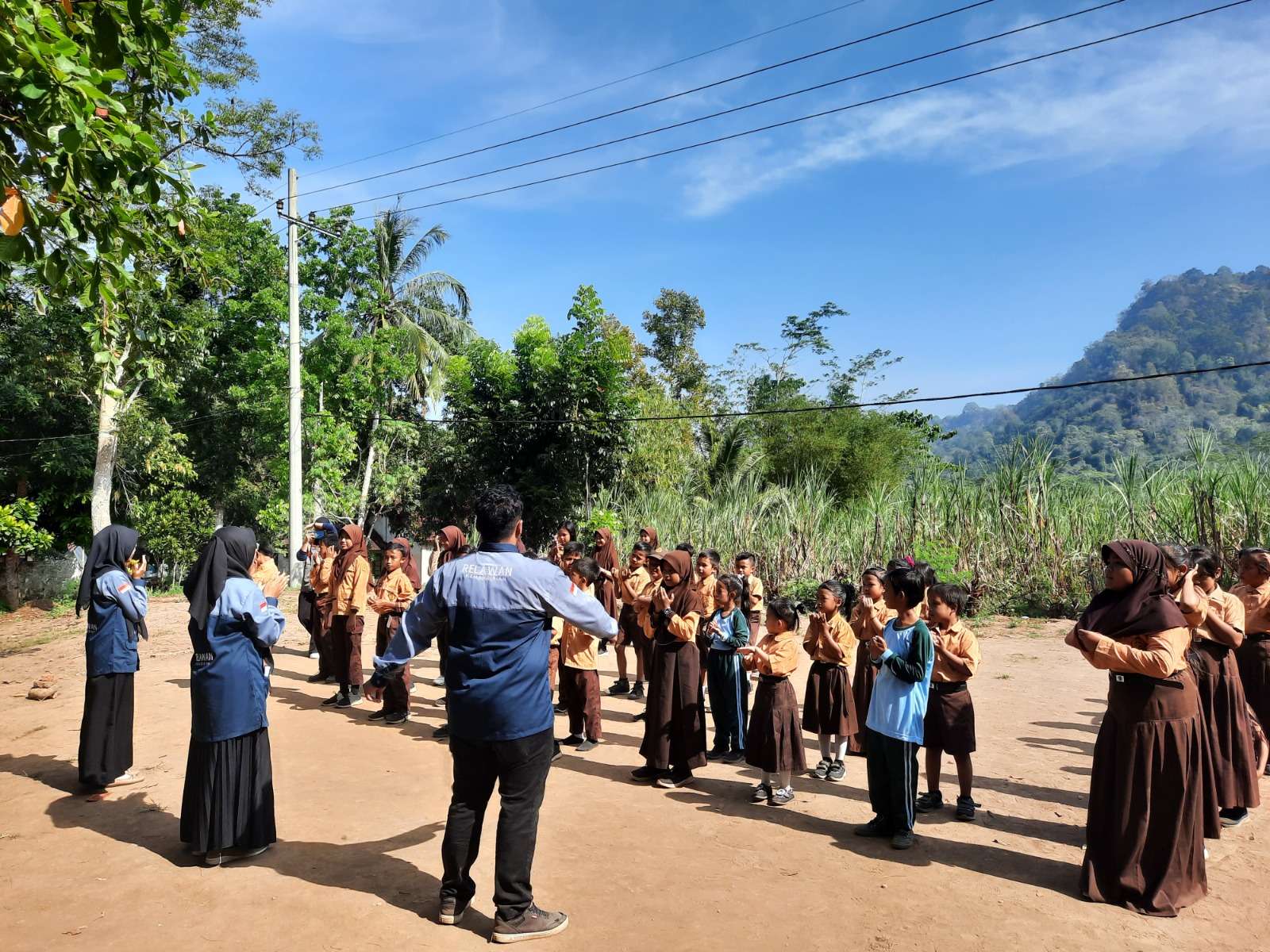Rekan Jember Luncurkan Program Relawan Mengajar Sekolah