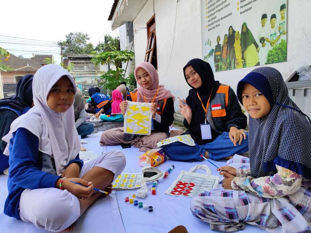 Rekan Hebat Batch 1: Ajak Binaan Jember Belajar Melukis Batik
